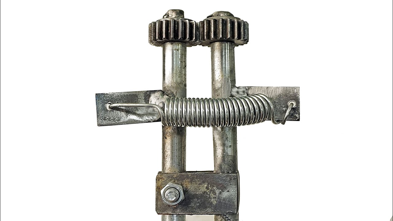 Become a master of making little robots from metal scraps