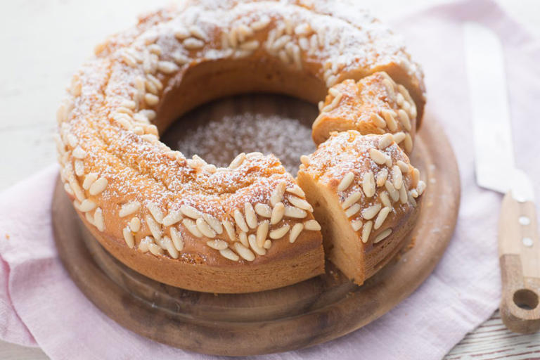Ricotta ring cake with honey and pine nuts