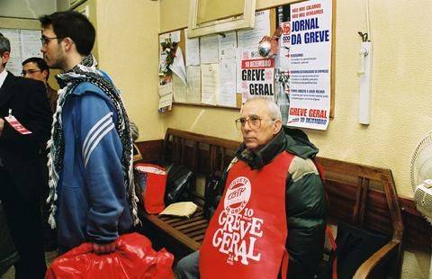Greve geral: o direito recuperado pós-25 de Abril que promete parar o ...