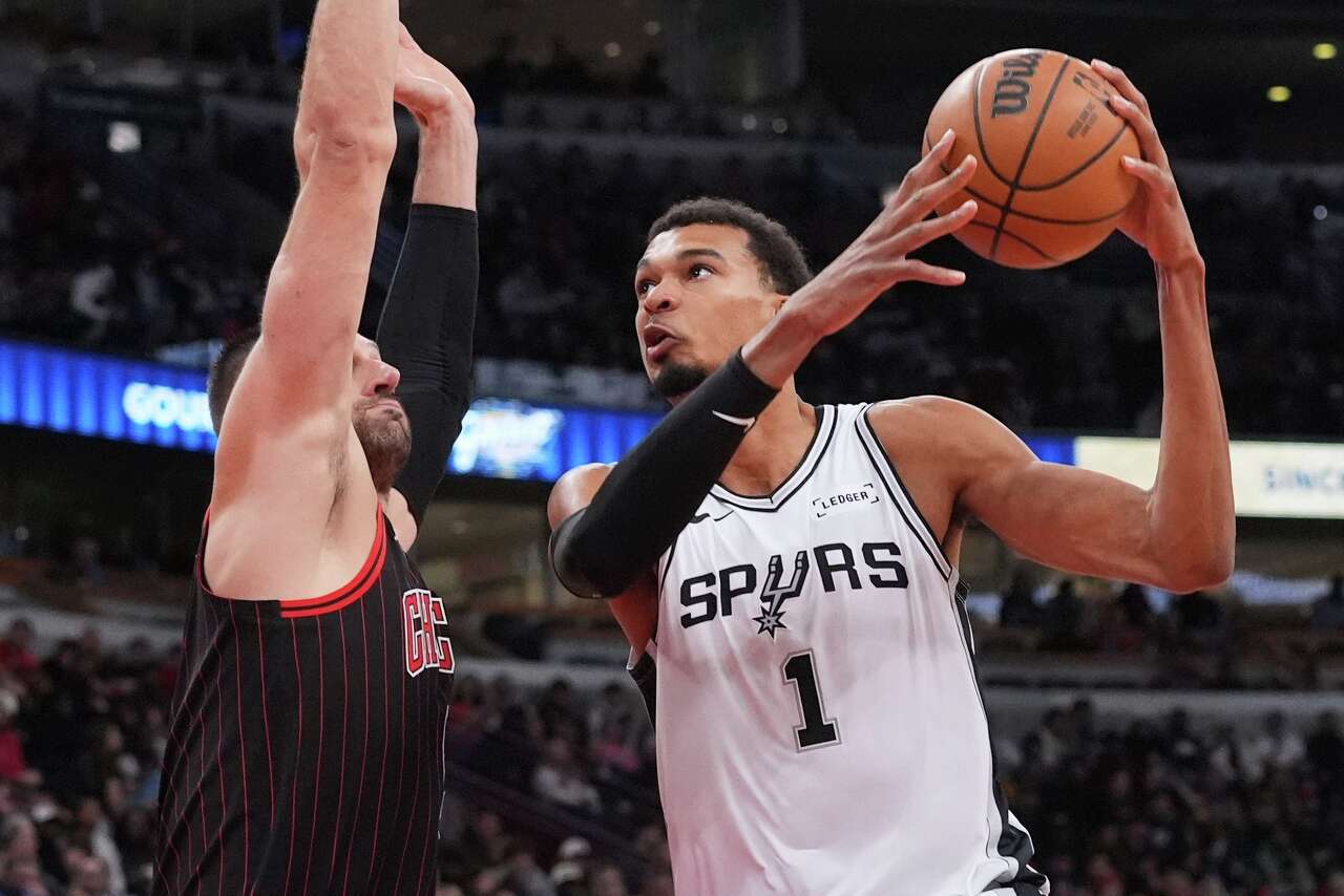 Spurs stayed cozy in Windy City win against the Bulls - and in style