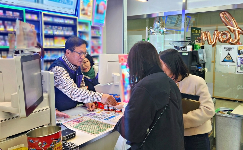 BGF리테일, 시니어 편의점 열어…노인 일자리 창출