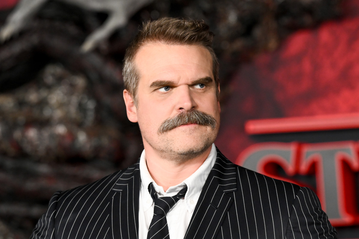 'Stranger Things' Star Nearly Unrecognizable in Fat Suit for True Crime ...