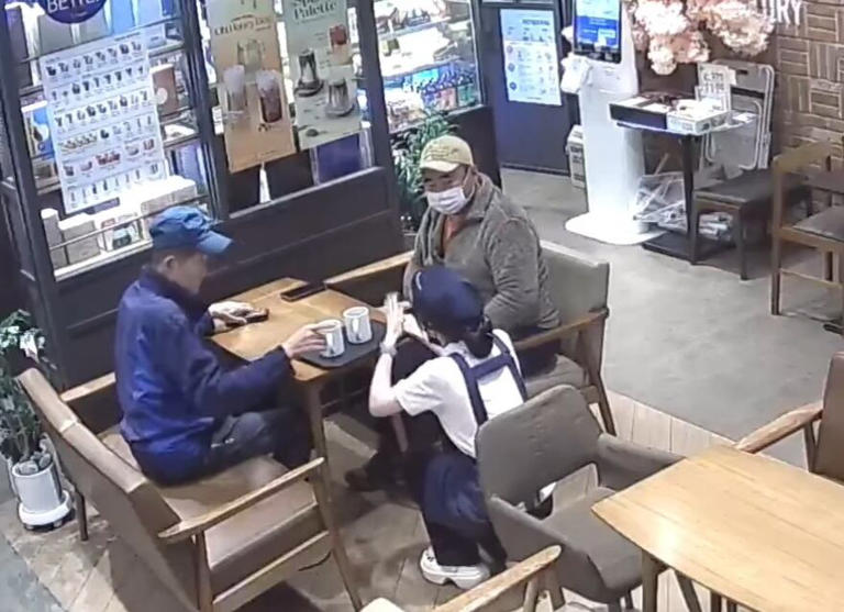 Cafe Owner Kneels, Greets Hearing-Impaired with Sign Language