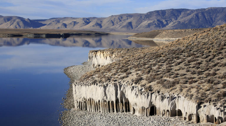 California's Otherworldly Lake Near Yosemite Has A Surreal Shoreline Of ...
