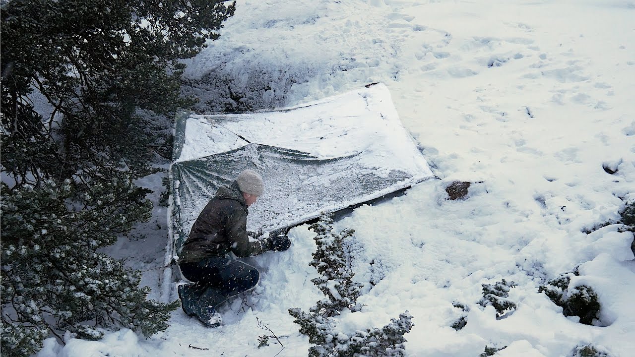 A brutal snowstorm test for my bushcraft tarp shelter