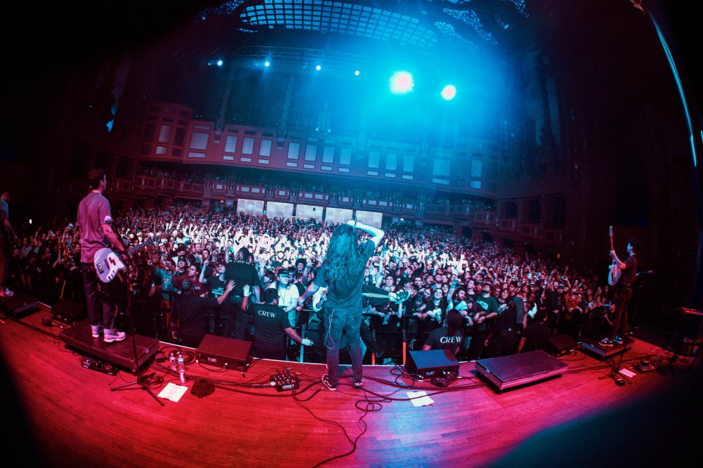 Amid Growing Emo Nostalgia, Hot Mulligan's Feverish Live Show Proves ...