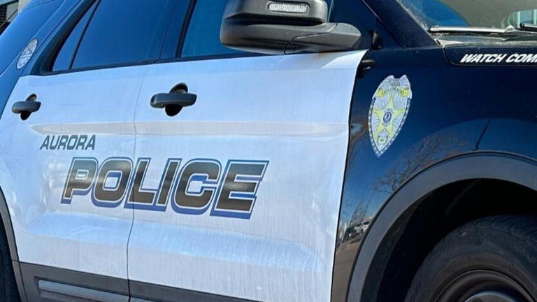 Woman killed in early morning head-on crash in Aurora