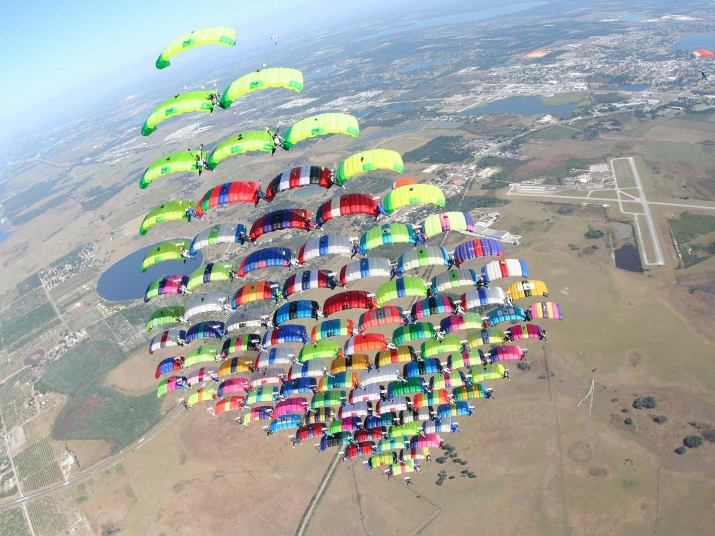Elle veut battre un record de parachutisme dans le ciel de la Floride