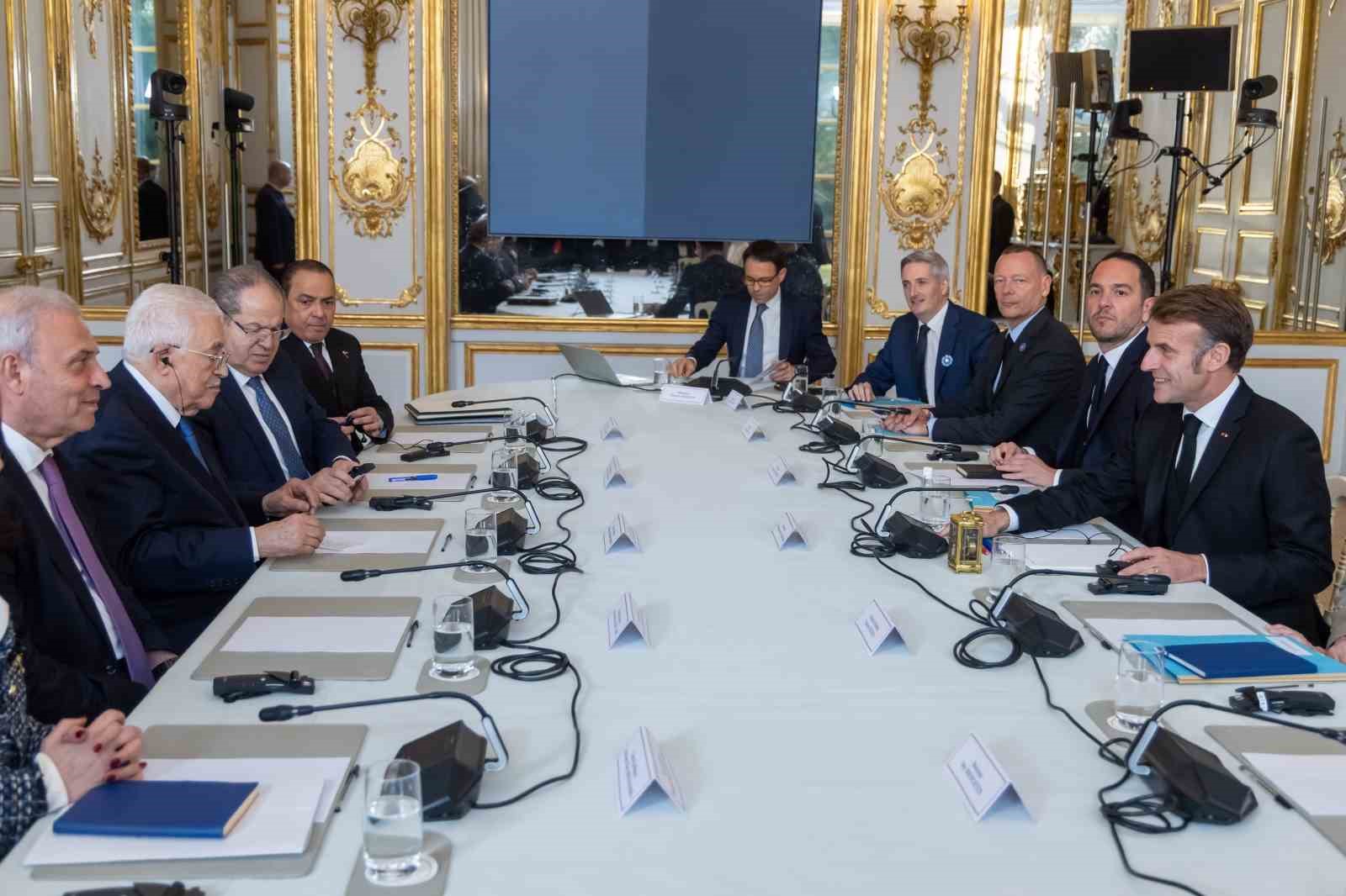 Franca Cumhurbaşkanı Macron ile Filistin Devlet Başkanı Abbas bir araya ...