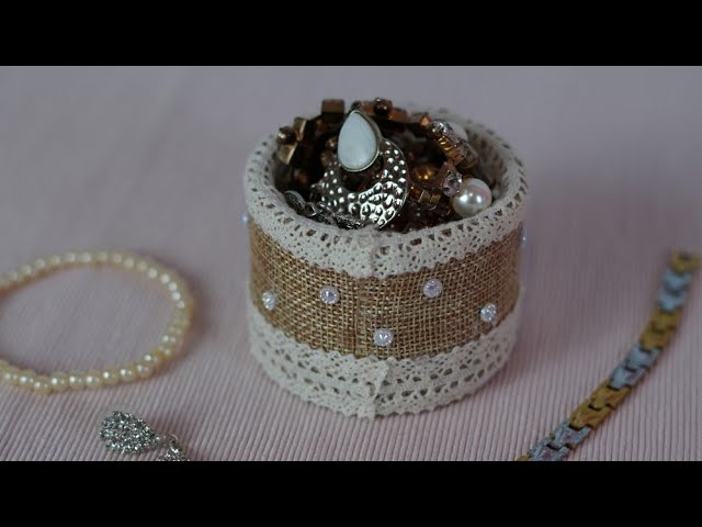 How to make a small farmhouse-style jewelry holder