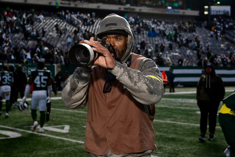 Method Man Plays NFL Celebrity Photographer at New York Jets Game & Max ...