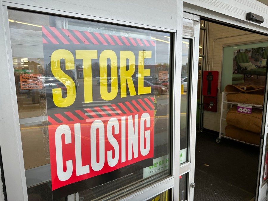 Major U.S. clothing retailer plans to close over 150 stores