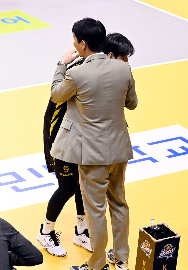 단번에 선 넘은 '의정부 왕자' …죄송한 마음과 숨길 수 없는 반가움 [곽경훈의 현장]