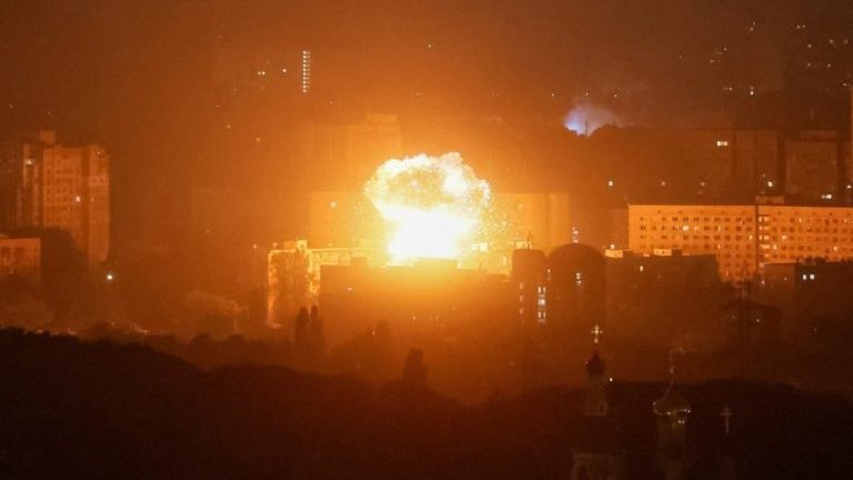 Πόλεμος στην Ουκρανία: Νέο ρωσικό σφυροκόπημα στο Κίεβο – Τουλάχιστον ...