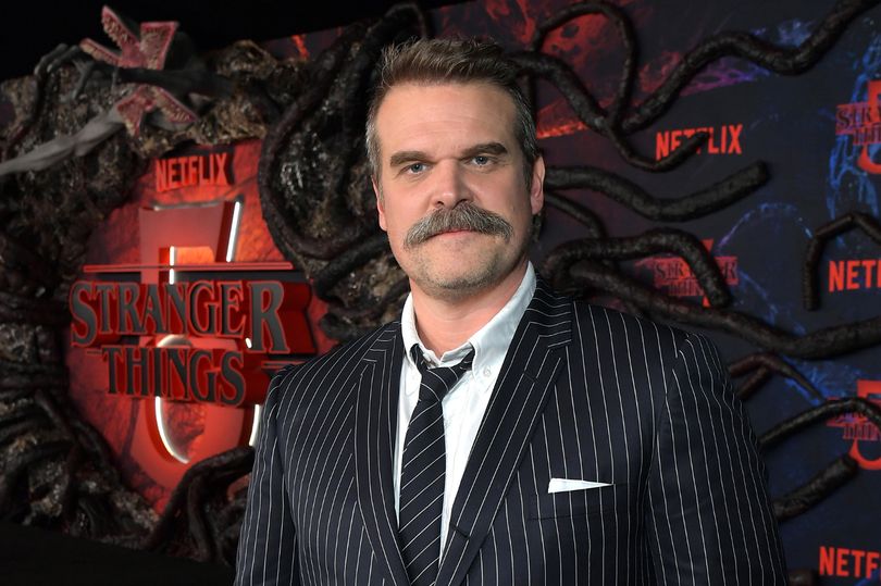 David Harbour looks unrecognizable as he films upcoming 'Pizza Bomber ...