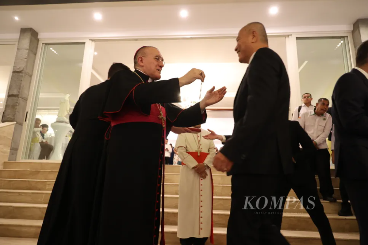 Penyerahan Medali Pro Ecclesia et Pontifice dari Paus Kepada Lilik ...