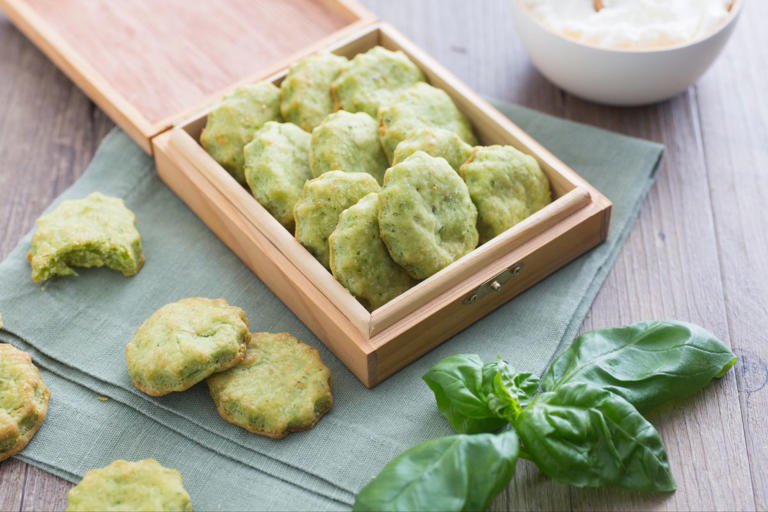 Savory basil cookies
