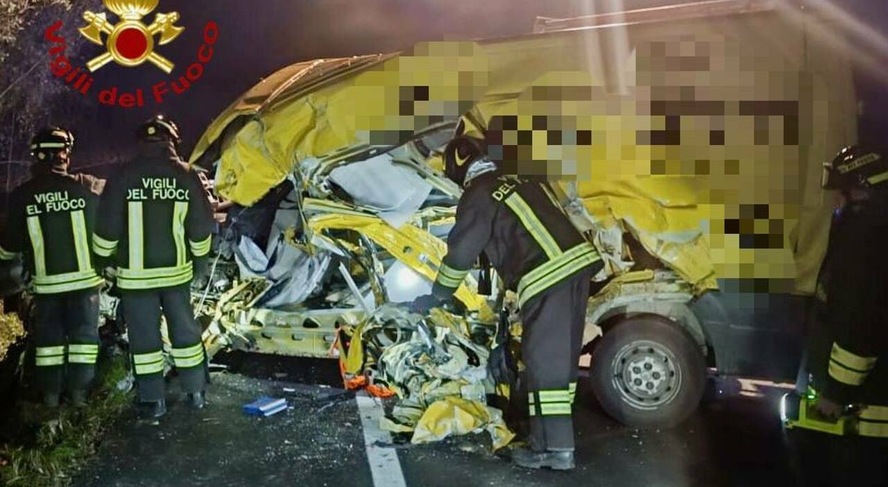 Incidente tra 3 mezzi, conducente del furgone intrappolato tra le ...