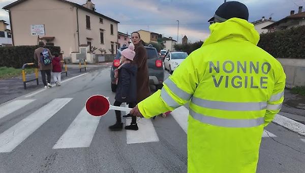 Consegna un bigliettino pieno di insulti al Nonno Vigile, la scuola ...