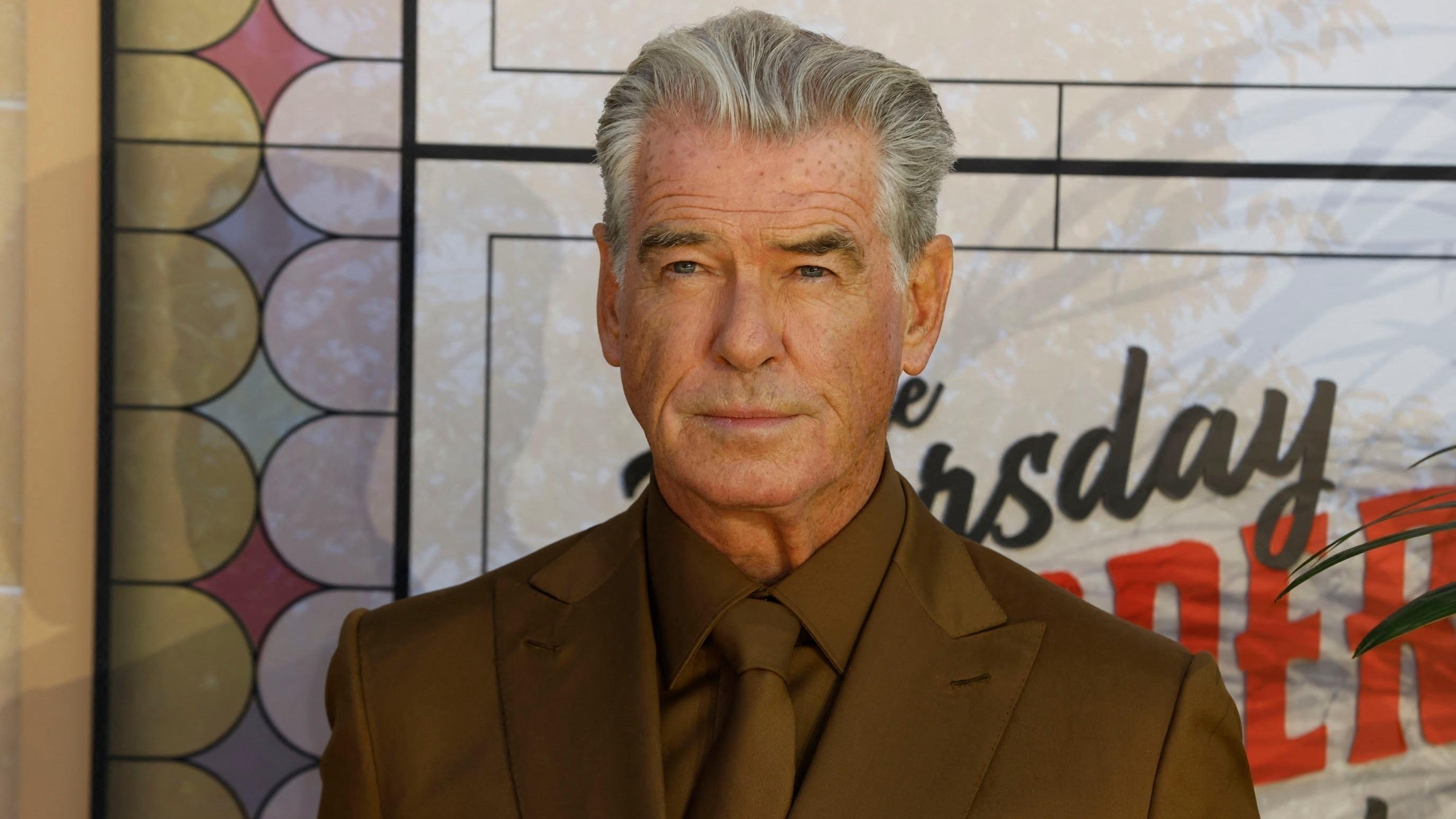 Grand moment pour Pierce Brosman : après 20 ans de brouille, il a ...