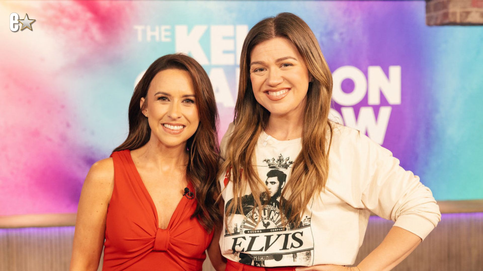 Kelly Clarkson bromea adorablemente con Lacey Chabert sobre su adorno ...