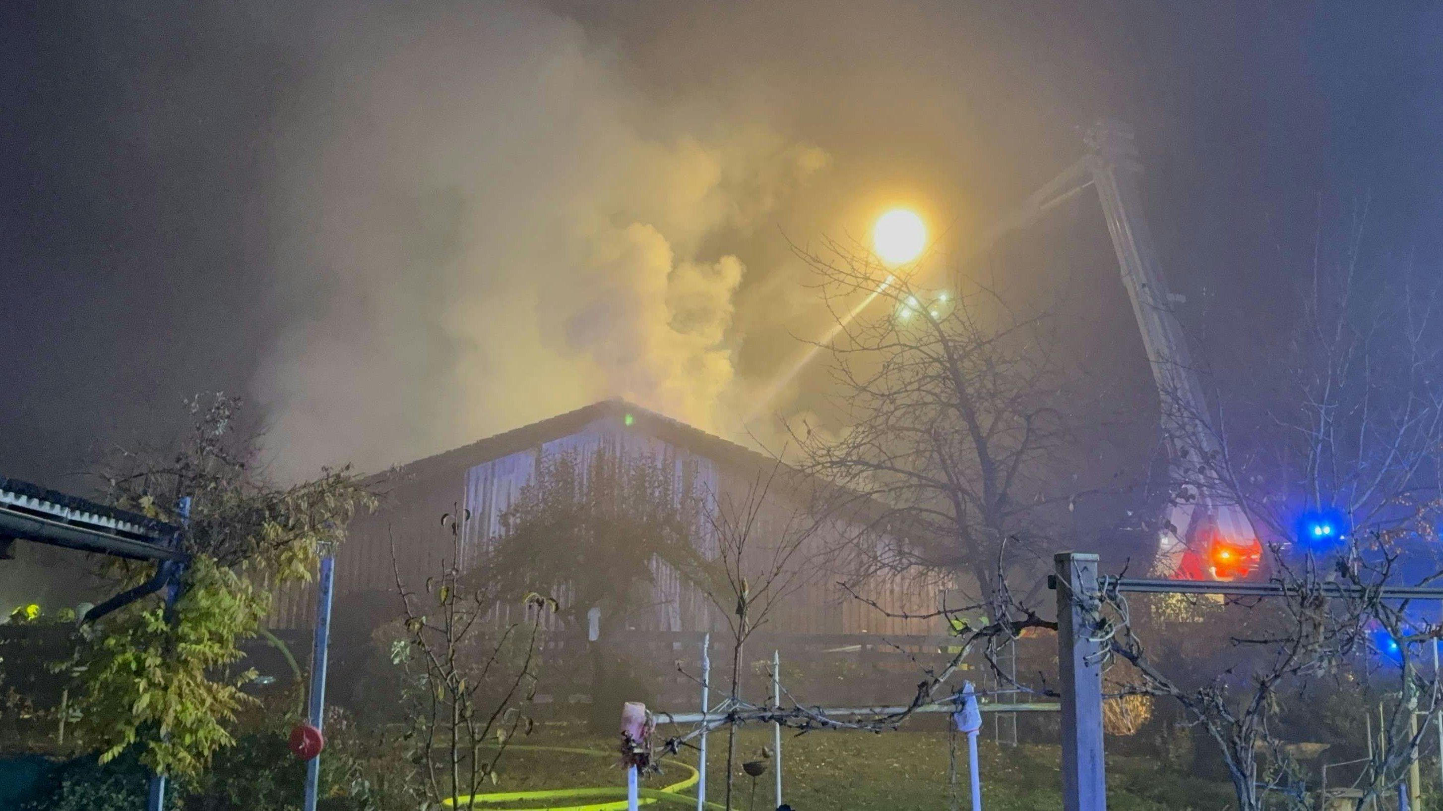 Lagerhalle geht mitten in der Nacht in Flammen auf