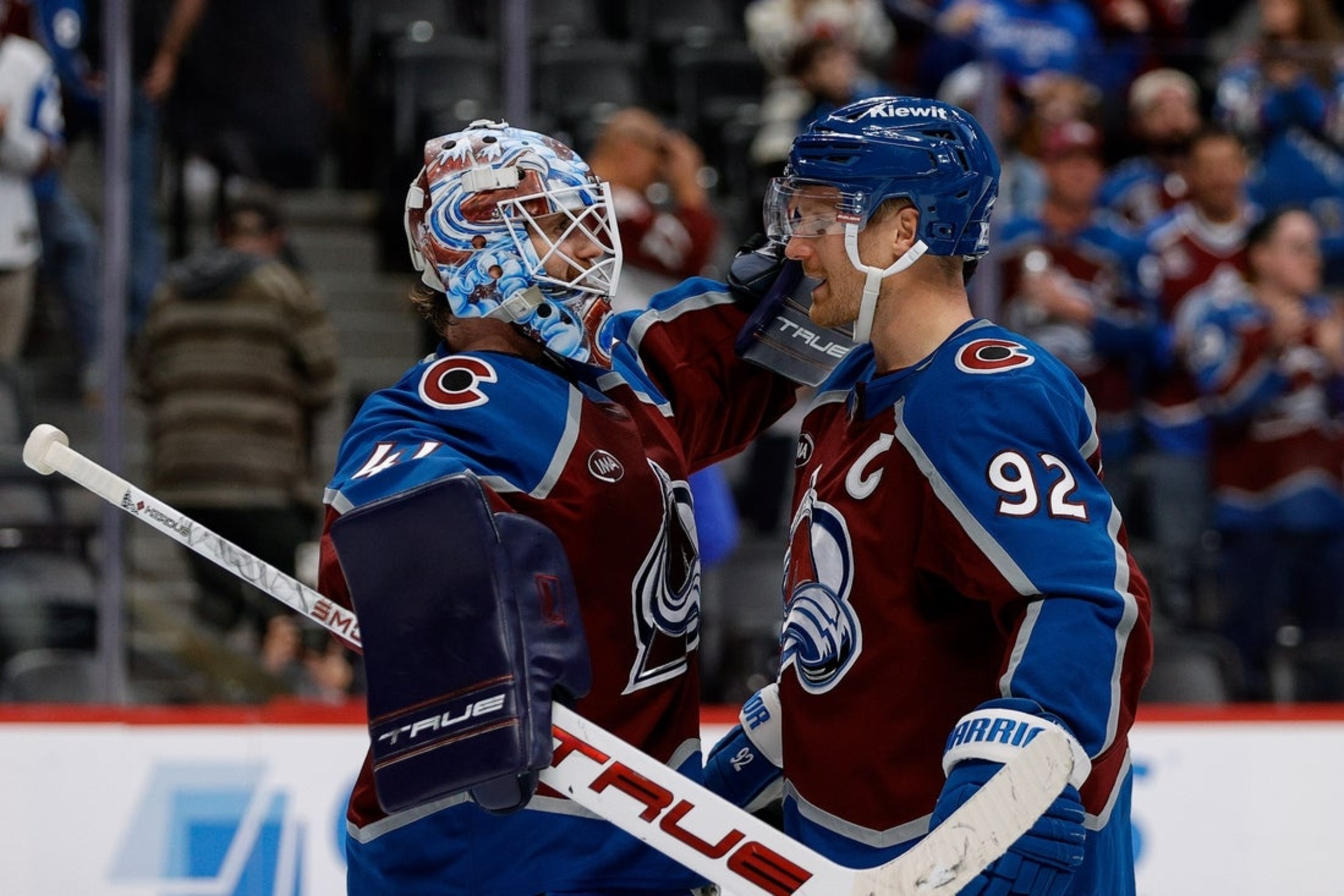 NHL roundup: Gabriel Landeskog, Avs end Ducks' win streak