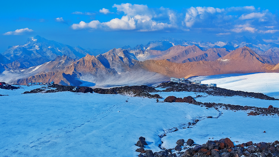 Majestätischer Anblick: Die Kaukasusberge aus der Luft
