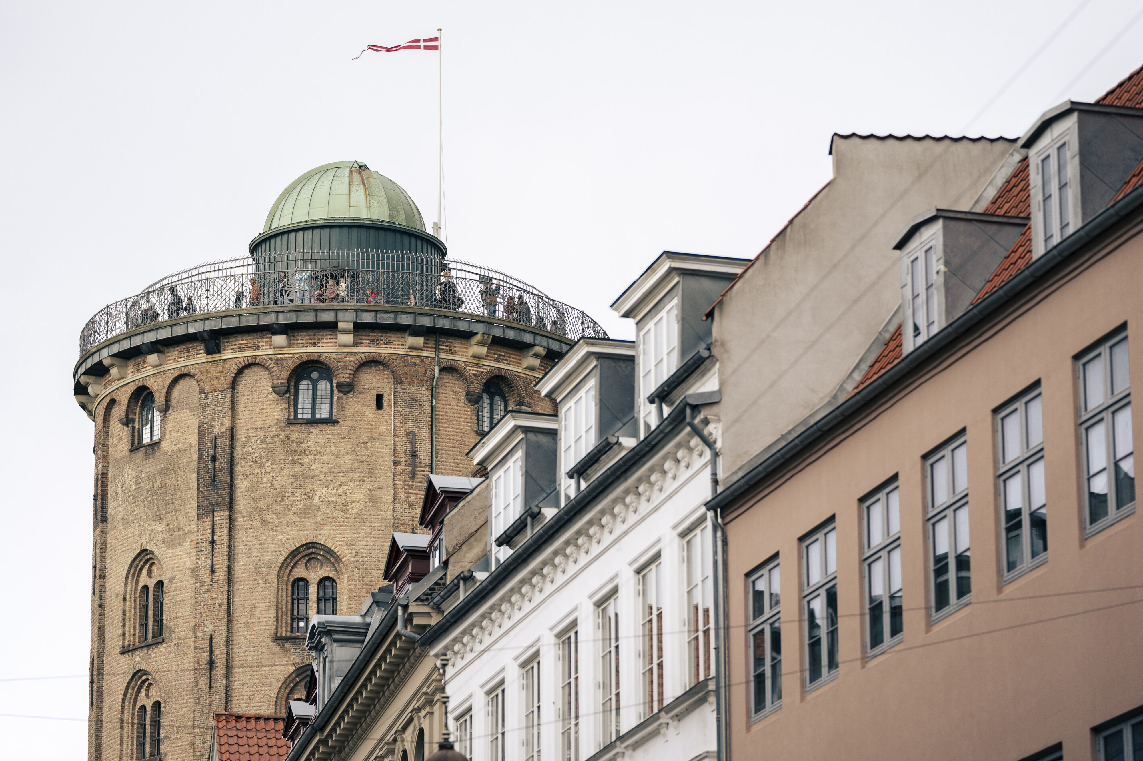 Rundetaarns tre ton tunge kobberkuppel hejses ned til reparation