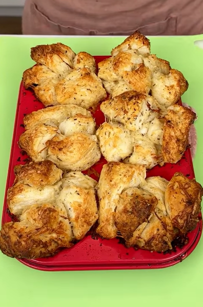 Mini Pull-Apart Garlic Bread Muffins – A Game-Changer Recipe