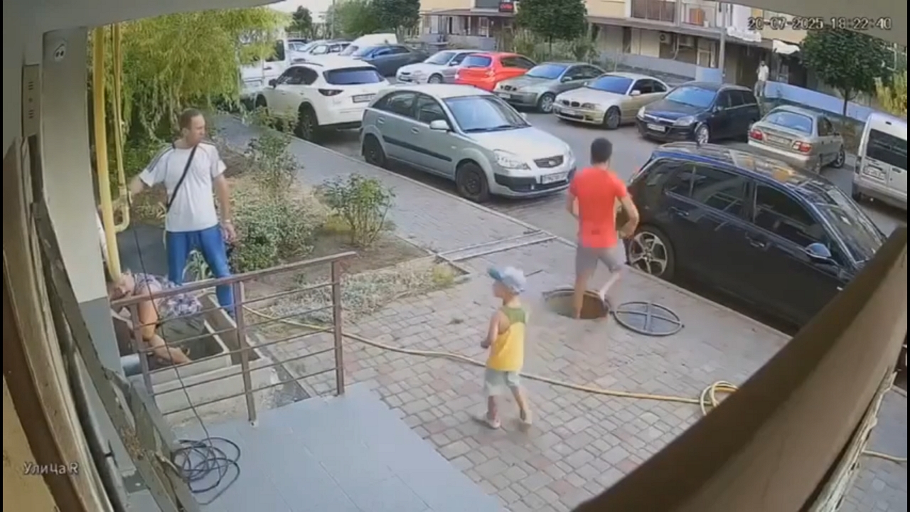 Man falls into open manhole in Odessa, Ukraine