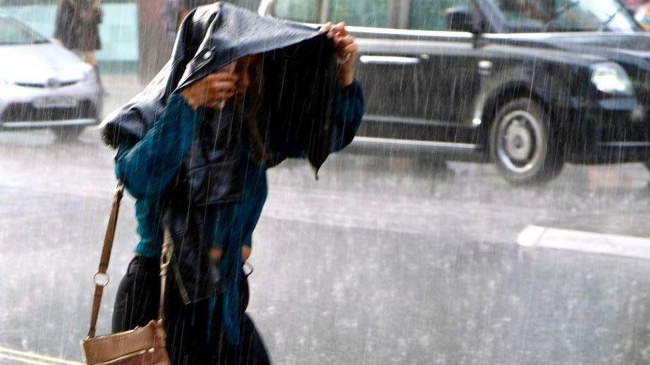 Weather warning for heavy rain with risk of flooding