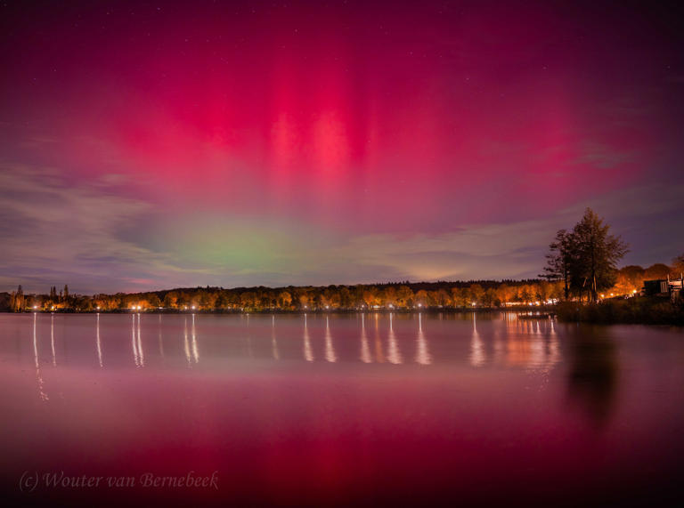 Noorderlicht en fraaie zonsopkomst gezien boven Nederland