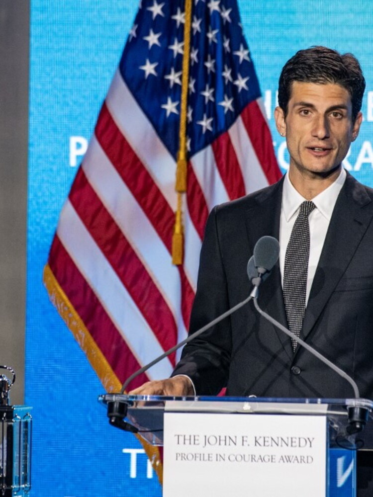 Arriva un altro Kennedy, un nipote di JFK si candida al Congresso Usa