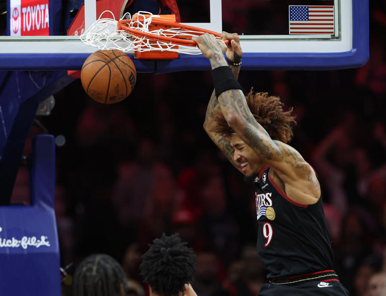 Kelly Oubre Jr.'s late tip-in lifts 76ers past Celtics