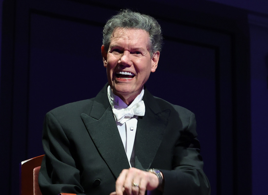 Country Legend Randy Travis Makes Surprise Appearance at Grand Ole Opry ...