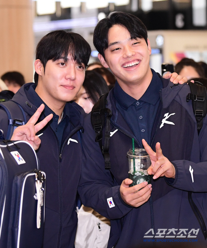 A happy commemorative photo with Moon Dong-ju and Won Tae-in