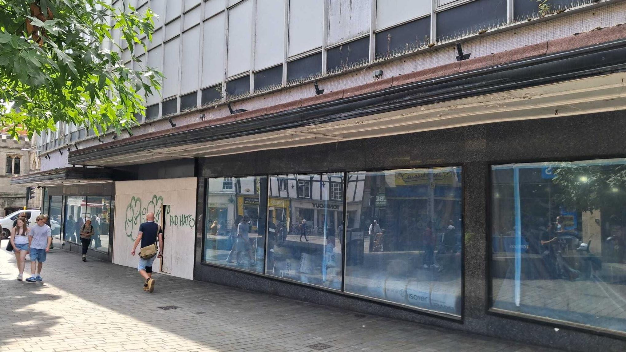 Outdoor chain to open in former department store