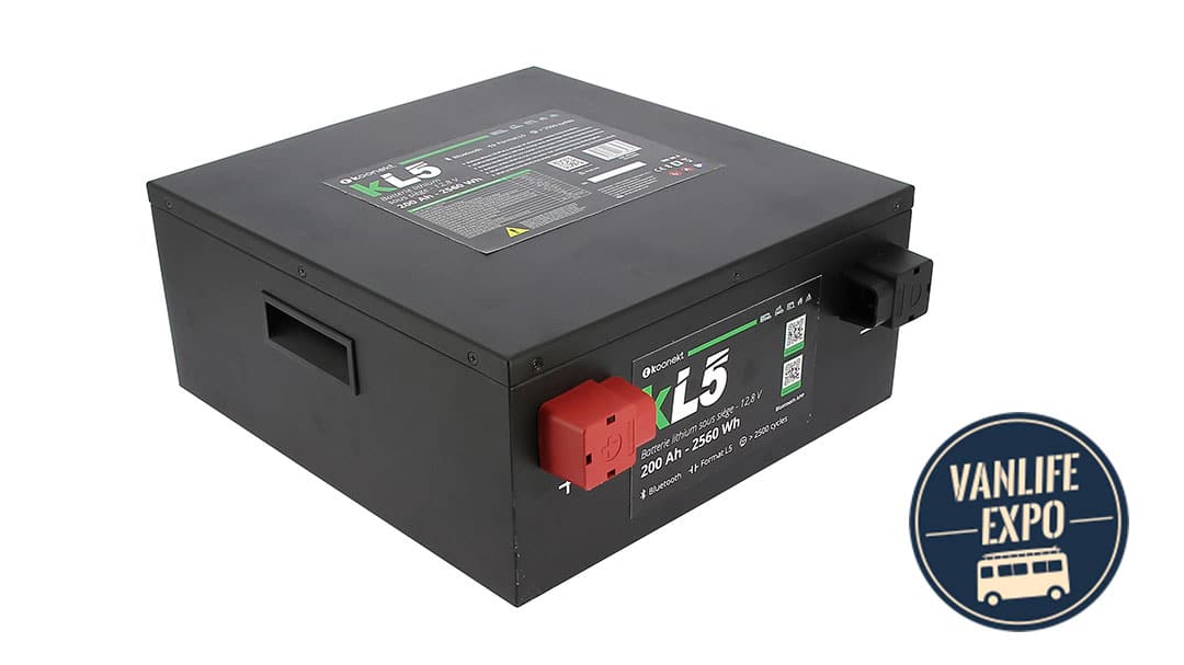 Une batterie lithium sous le siège du van : Koonekt 200 Ah