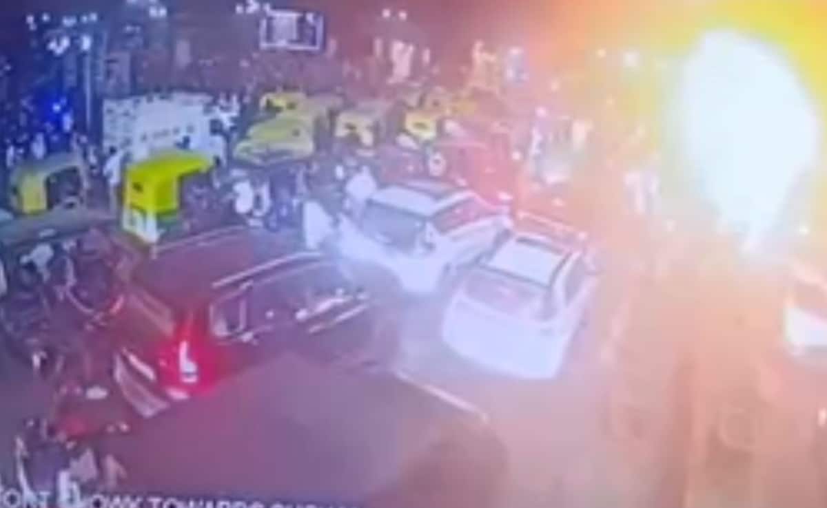 Slow-Moving Traffic, Then Big Explosion: CCTV Footage Of Delhi Red Fort ...