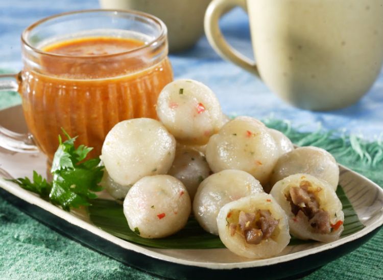 Resep Cilok Isi Bakso Pedas Lengkap dengan Bumbu Kacang Spesial