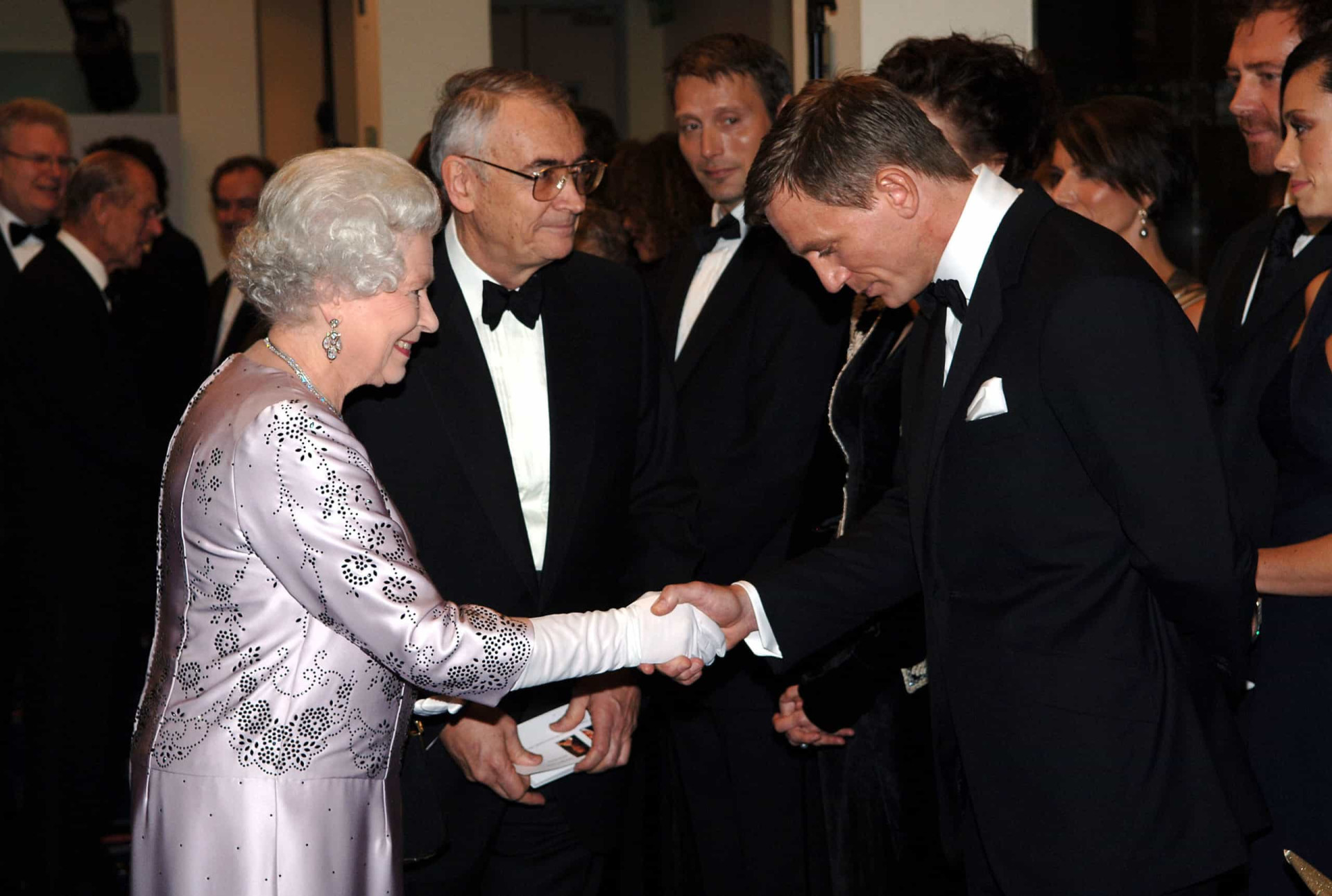 Glam meets grace as Sarah Jessica Parker curtsies before Queen Camilla