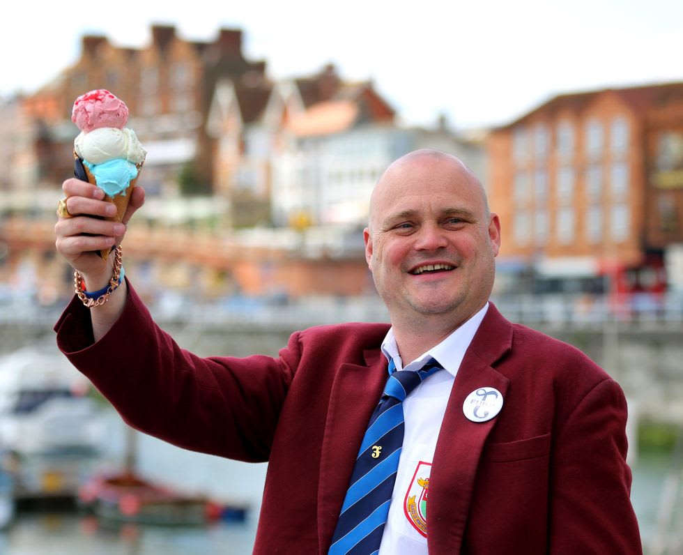 Al Murray sparks fury as comedian blasts 'SNOWFLAKE right-wingers over ...