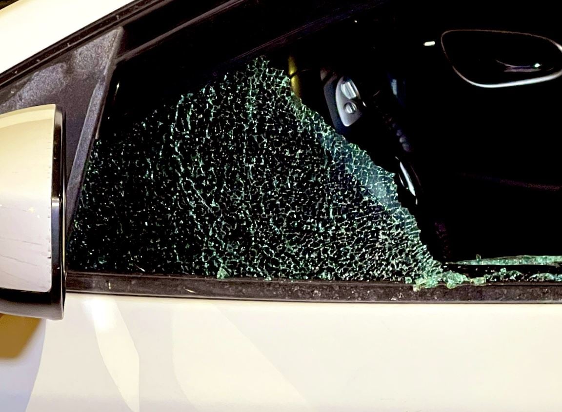 Criminals smash multiple car windows near Cleveland apartment complex