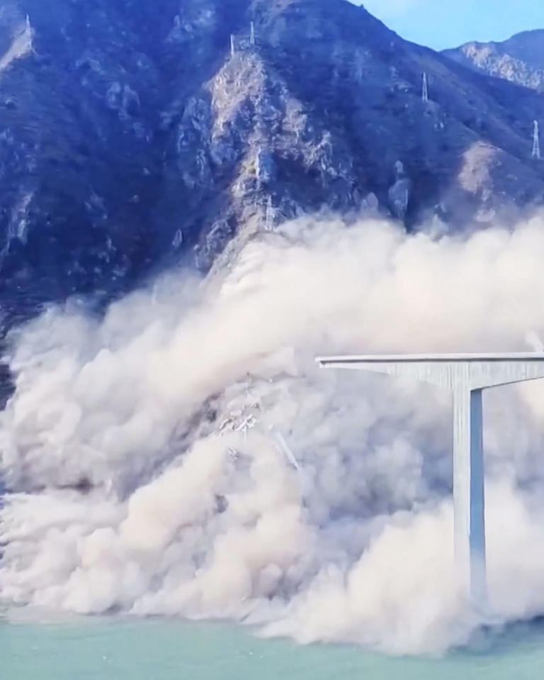 Nearly 2,500 foot long bridge collapses in China