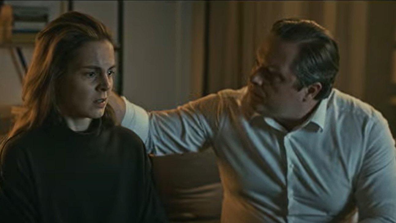 W filmie "Dom dobry" policjantka chowa kciuk i zaciska pięść. To ...