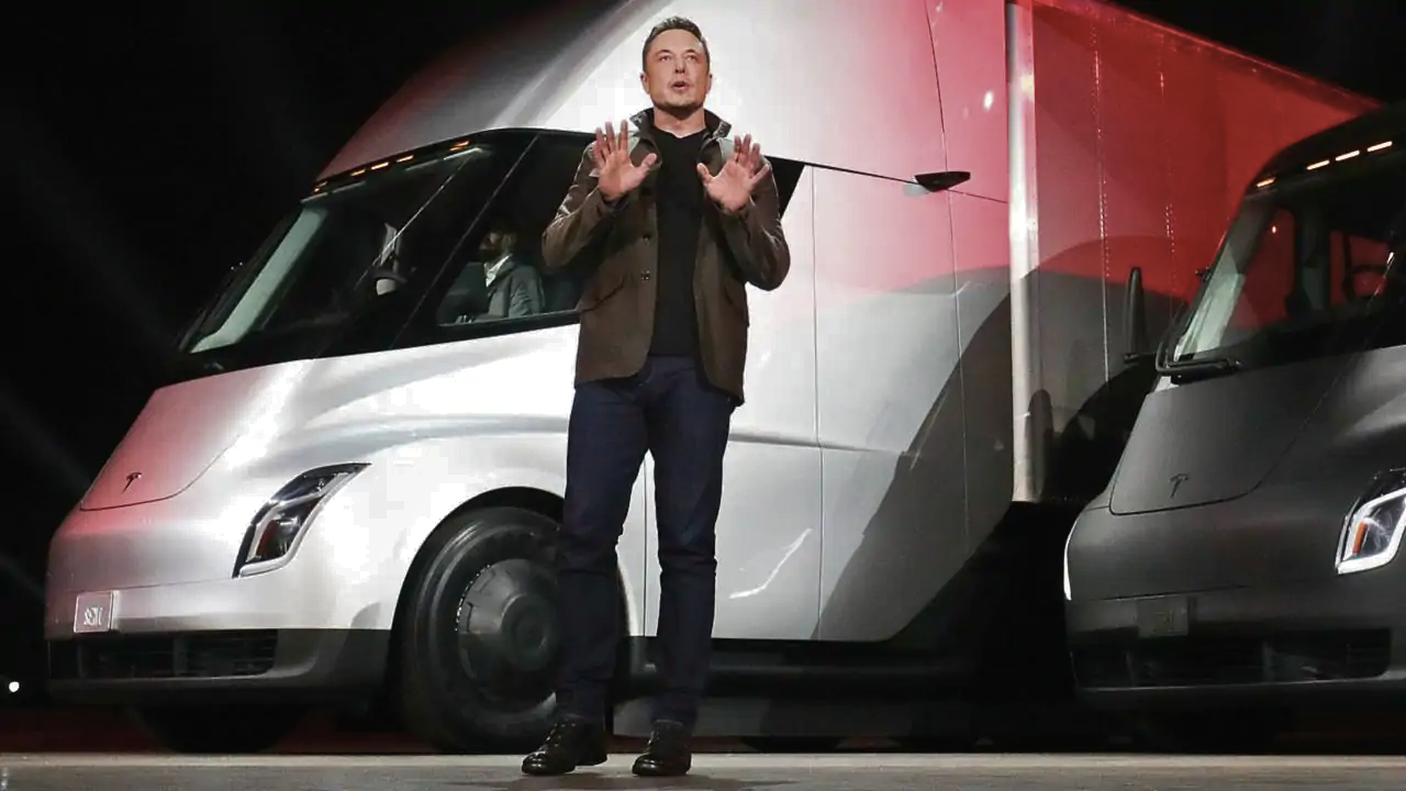 Musk Blasts Gates for $500M Bet Against Tesla’s Most Advanced Freight Truck