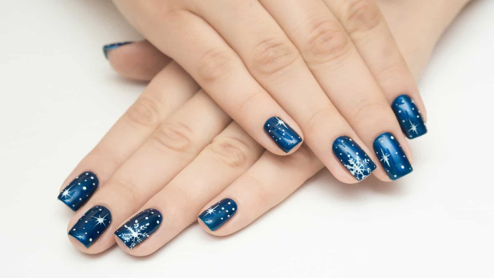 40 Short Winter Nails That Bring Subtle Sparkle to the Season