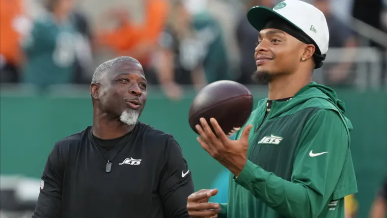 Who is Jets starting QB? Aaron Glenn continues to keep Justin Fields ...