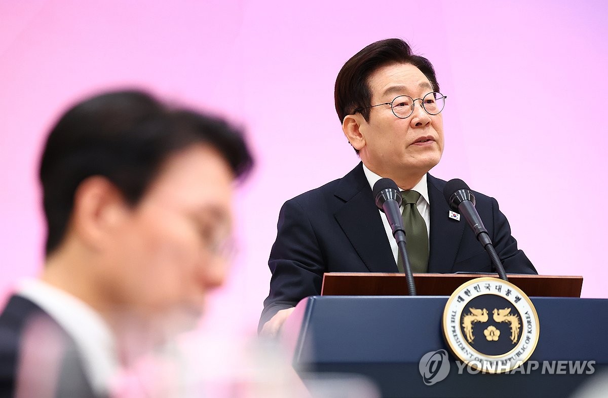 Lee wishes good luck to applicants of college entrance exam